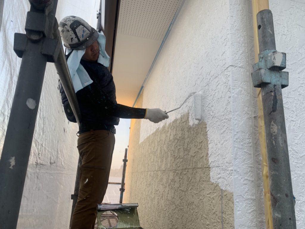 外壁・中塗り：特殊セラミック ガイナ22－85Cの施工｜スキザキ塗装