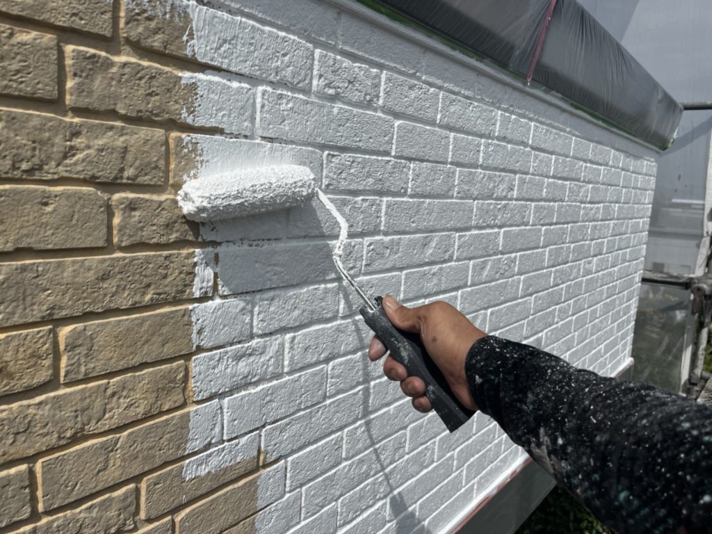 外壁・中塗り・上塗りプレミアムシリコン樹脂SR－174・168の施工｜スキザキ塗装